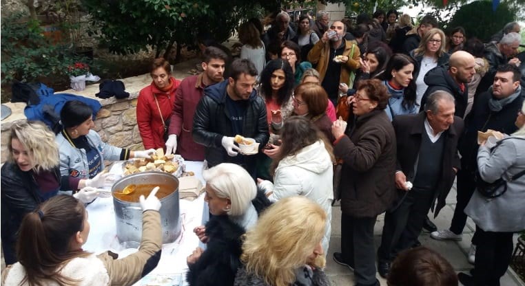ΑΓΙΟΙ ΙΣΙΔΩΡΟΙ ΛΥΚΑΒΗΤΤΟΥ: Αναγνωρίζετε ποιος διάσημος βοηθά στο ...