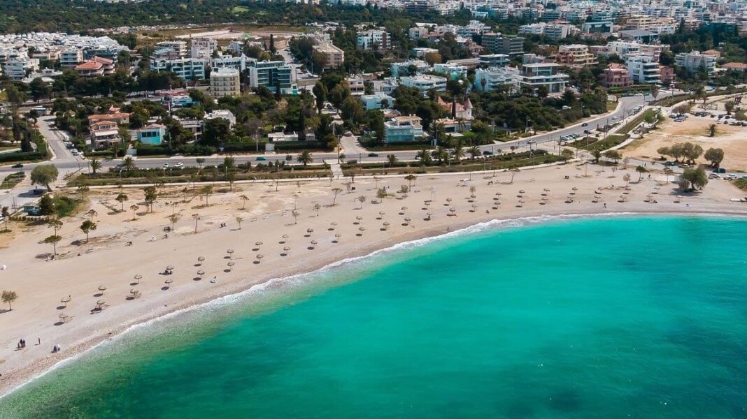 ΑΤΤΙΚΗ: Κι όμως αυτή η παραλία είναι λίγα λεπτά από Αθήνα και Πειραιά ...