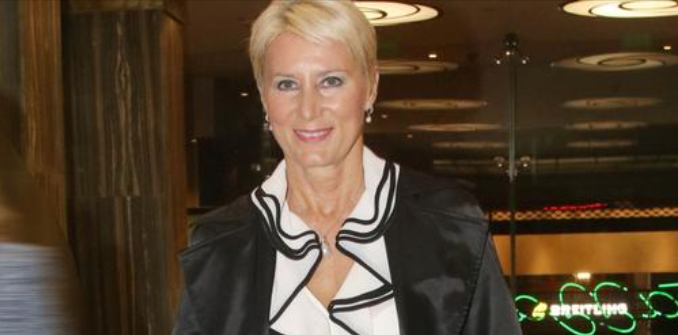 Η Νατάσα Παζαΐτη φωτογραφίζεται με τη χειρουργική στολή και στέλνει το ...
