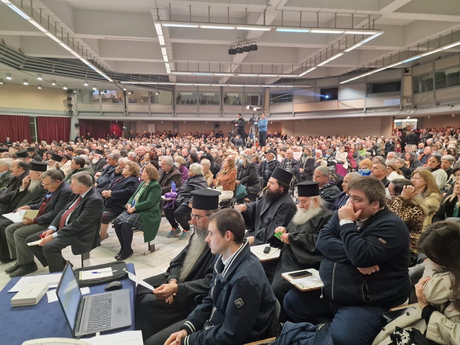 «Γάμος και οικογένεια στο στόχαστρο»: Κατάμεστο ΣΕΦ στην ομιλία ...