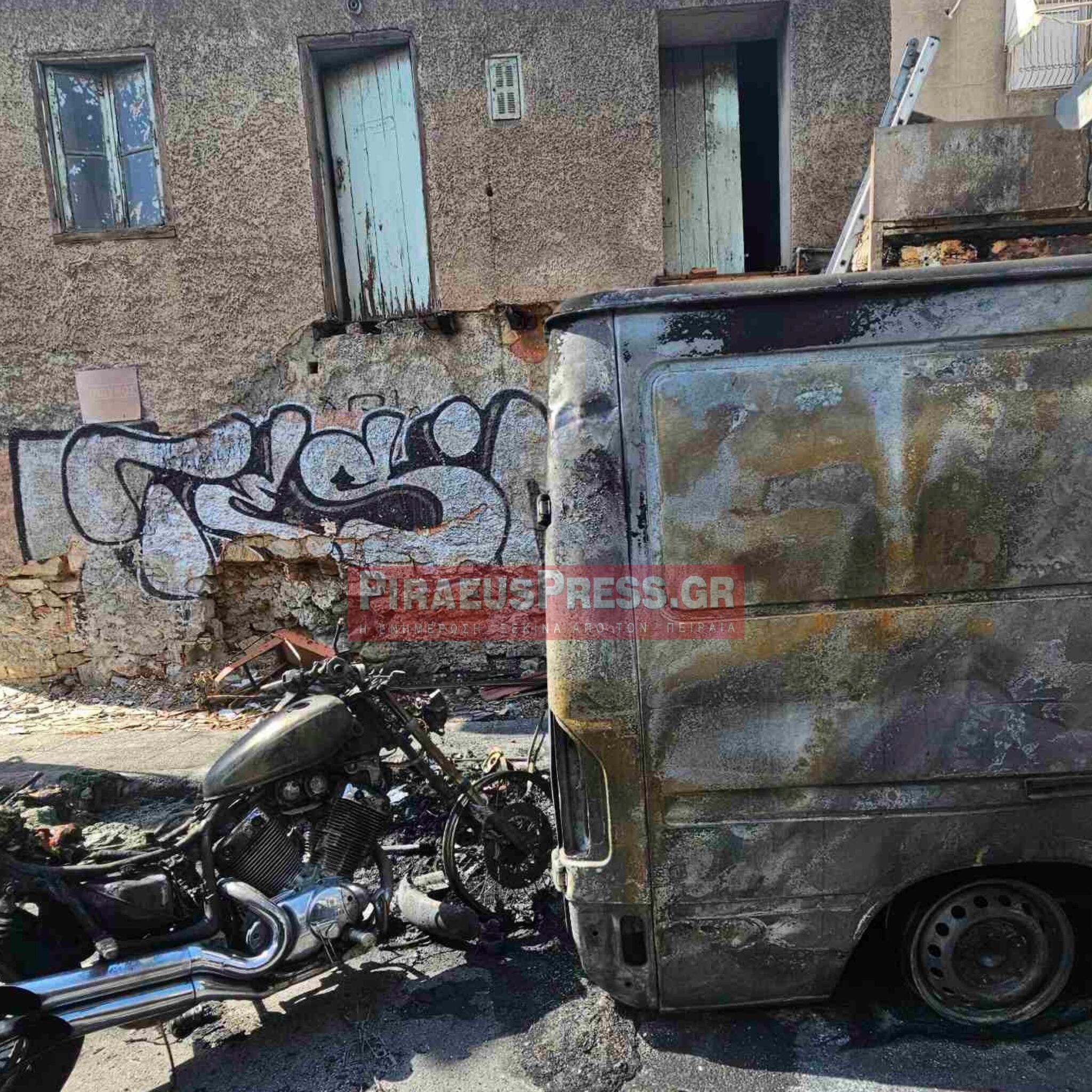 Νίκαια: Εικόνες καταστροφής από τη φωτιά στην Πέτρου Ράλλη! (φωτο ...