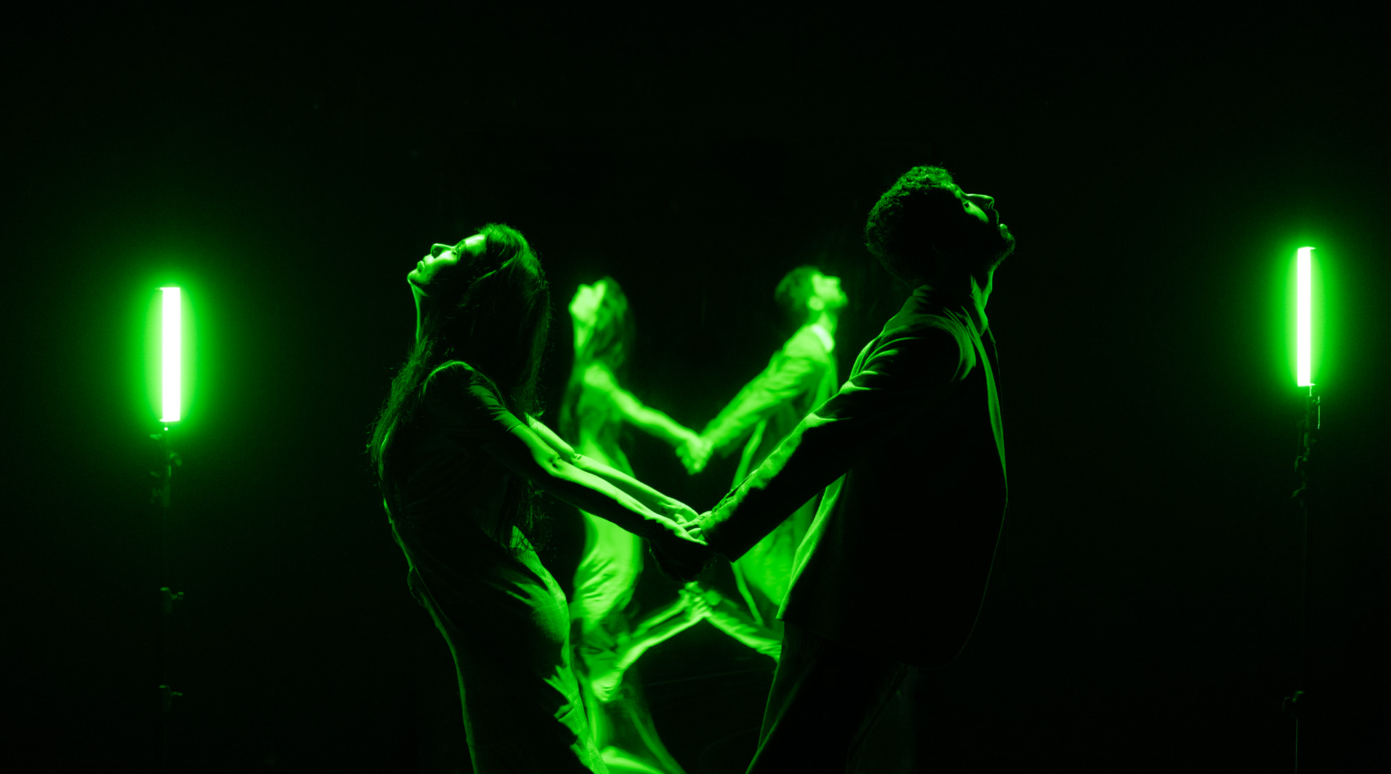 «Zyklon ή το Πεπρωμένο» το αιχμηρό έργο του Θανάση Τριαρίδη στην σκηνή ...